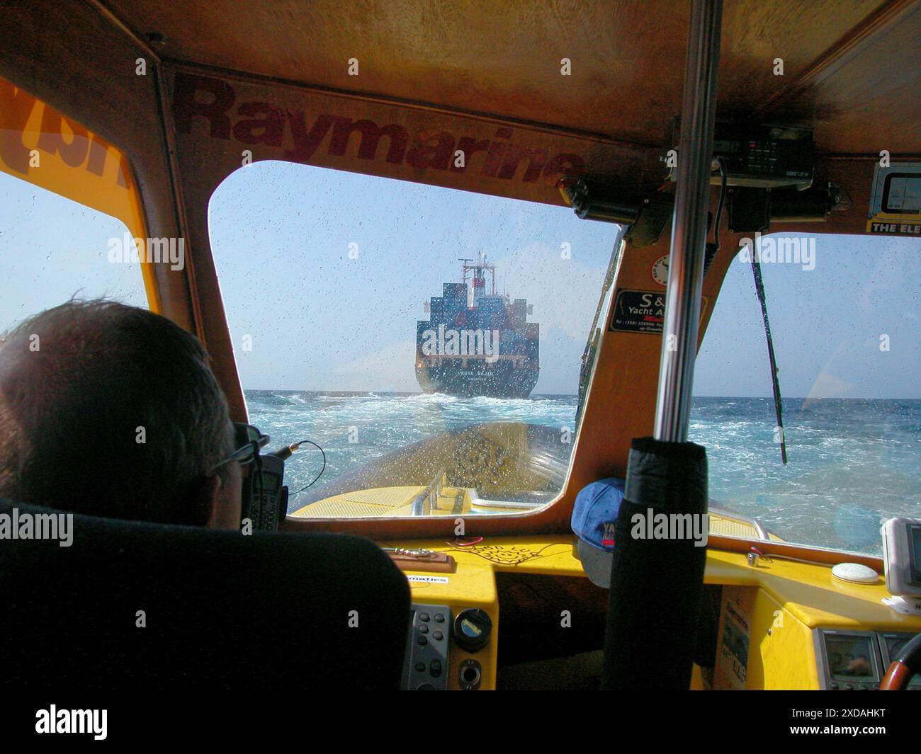 Round the world powerboat Spirit of Cardiff tailing container ship Kota ...