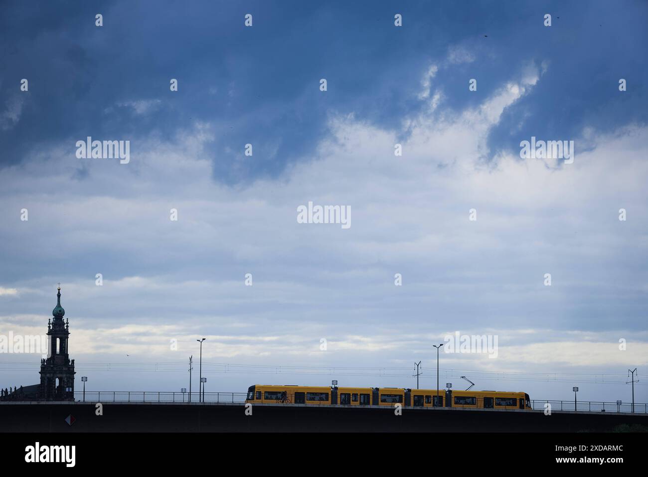 Wolke und Regenwetter in Dresden. Mit im Bild: Katholische Hofkirche ...
