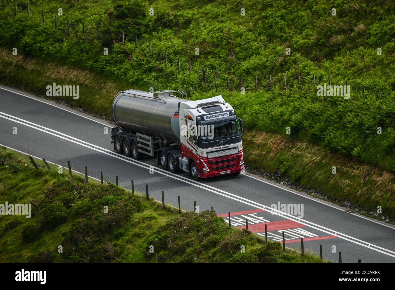 Mds distribution volvo fh hauling a tanker up the a487 hi-res stock ...