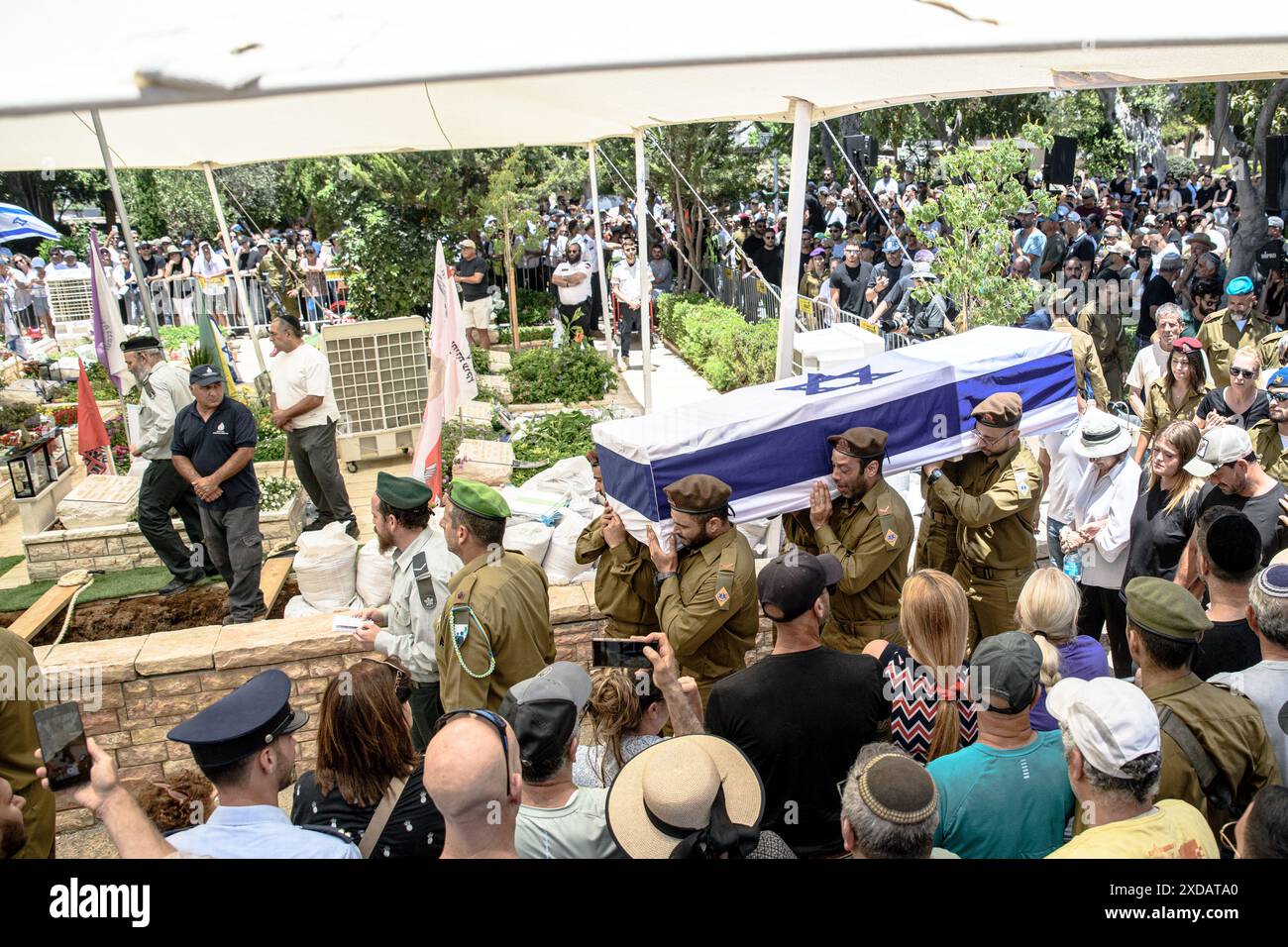 Israel. 21st June, 2024. Soldiers carry a coffin covered in the Israeli ...