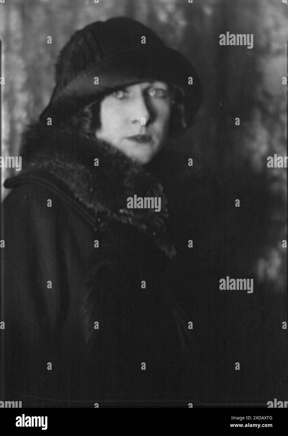 Dryden, Helen, portrait photograph. Genthe photograph collection Stock ...