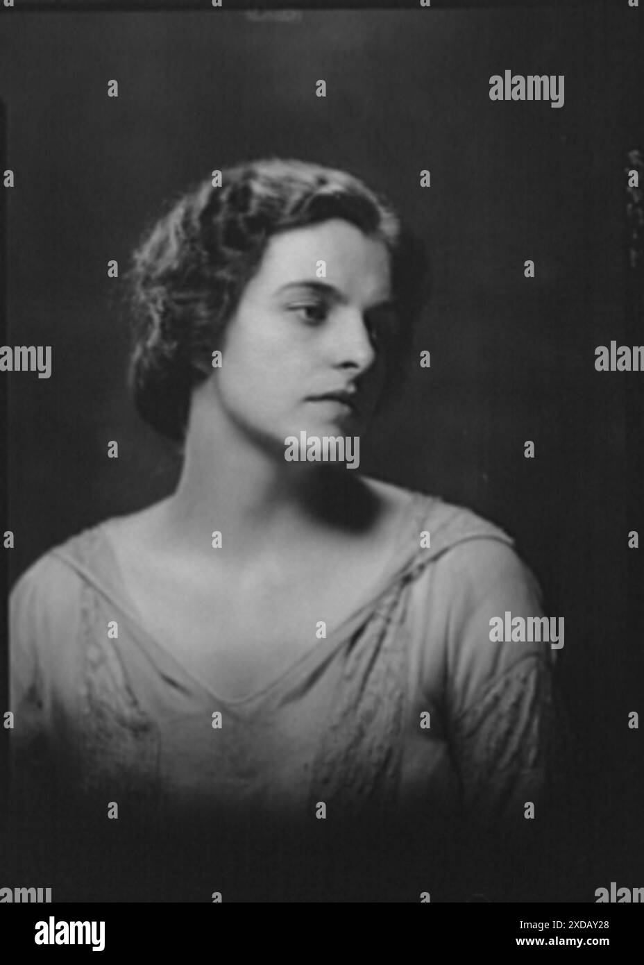 Gahagan, Helen, Miss, portrait photograph. Genthe photograph collection ...