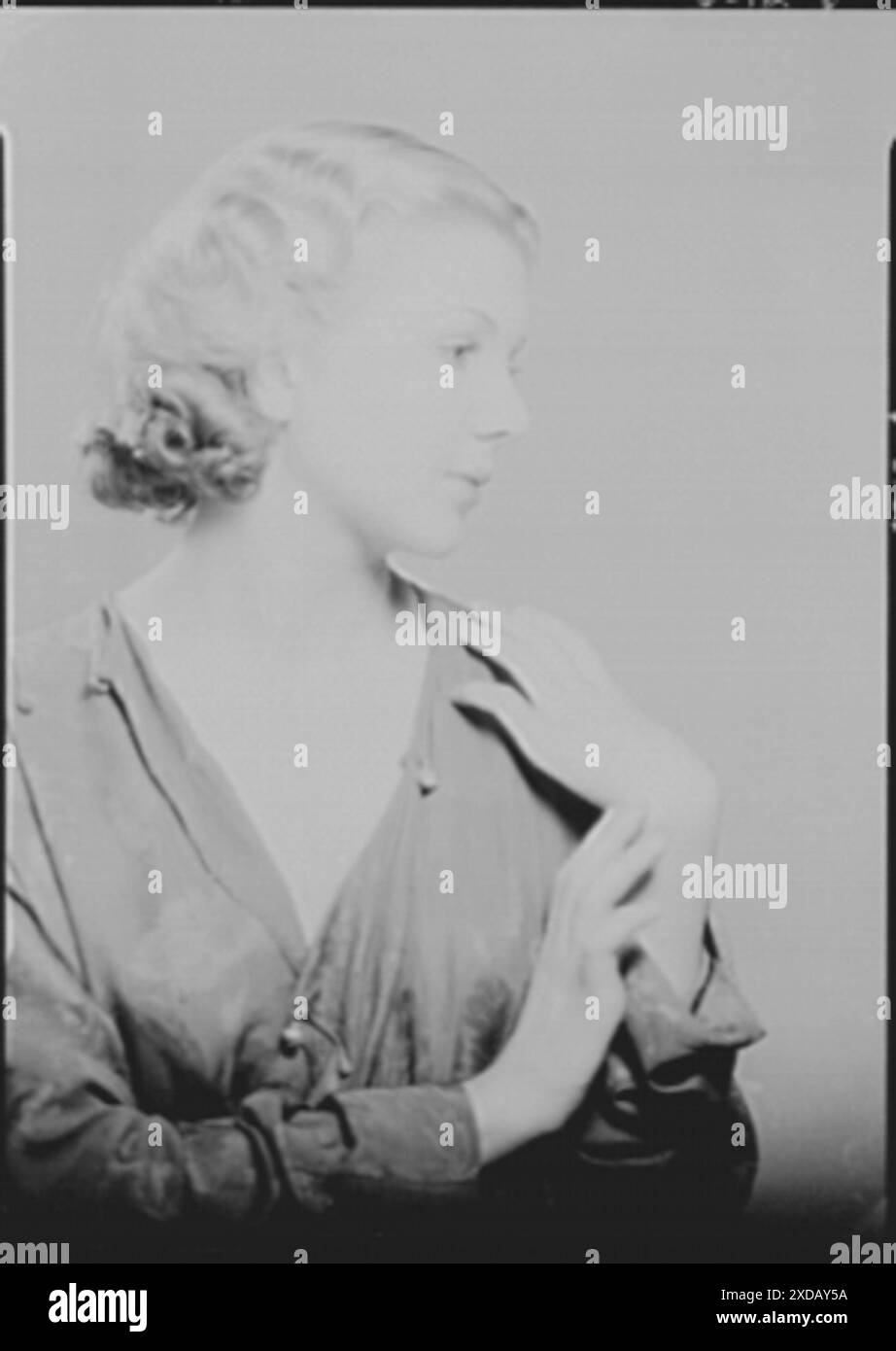 Taranda, Ania, Miss, portrait photograph. Genthe photograph collection ...