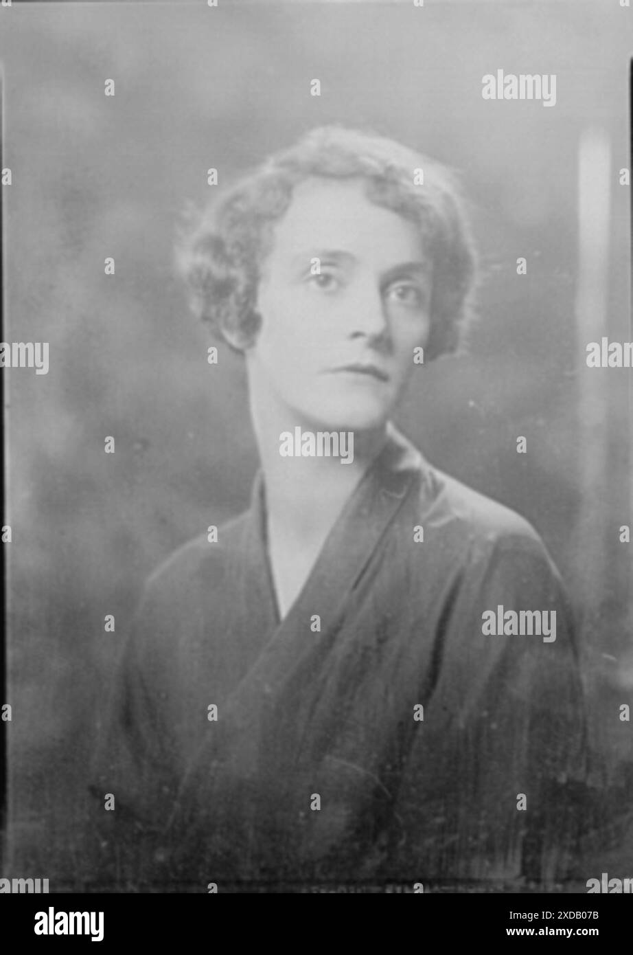 Mitchell, William H., Mrs., portrait photograph. Genthe photograph ...