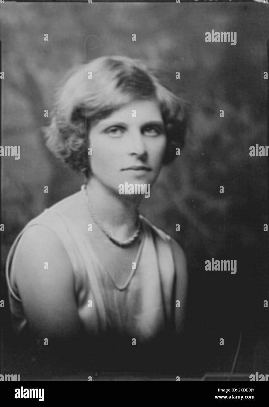 Purifoy, Betty, Miss, portrait photograph. Genthe photograph collection ...
