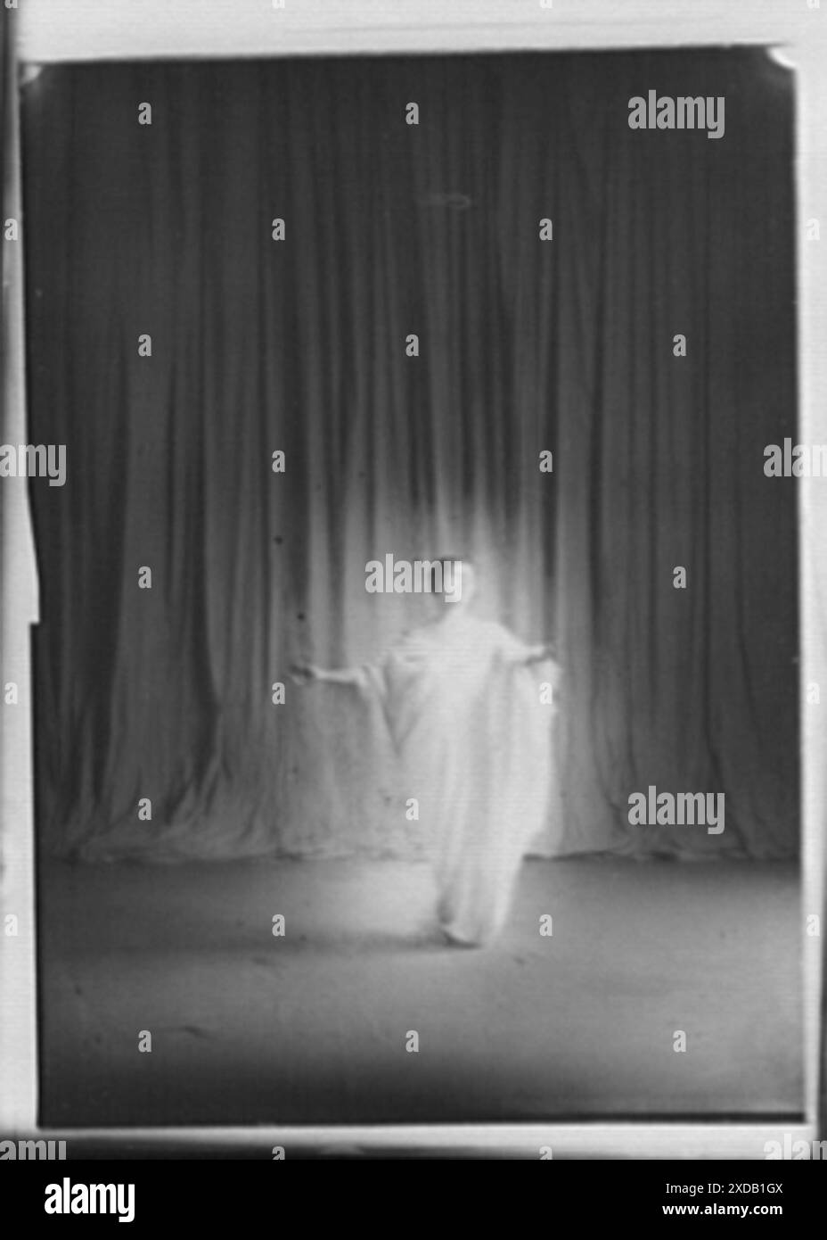 Isadora duncan dancers performances hi-res stock photography and images - Alamy