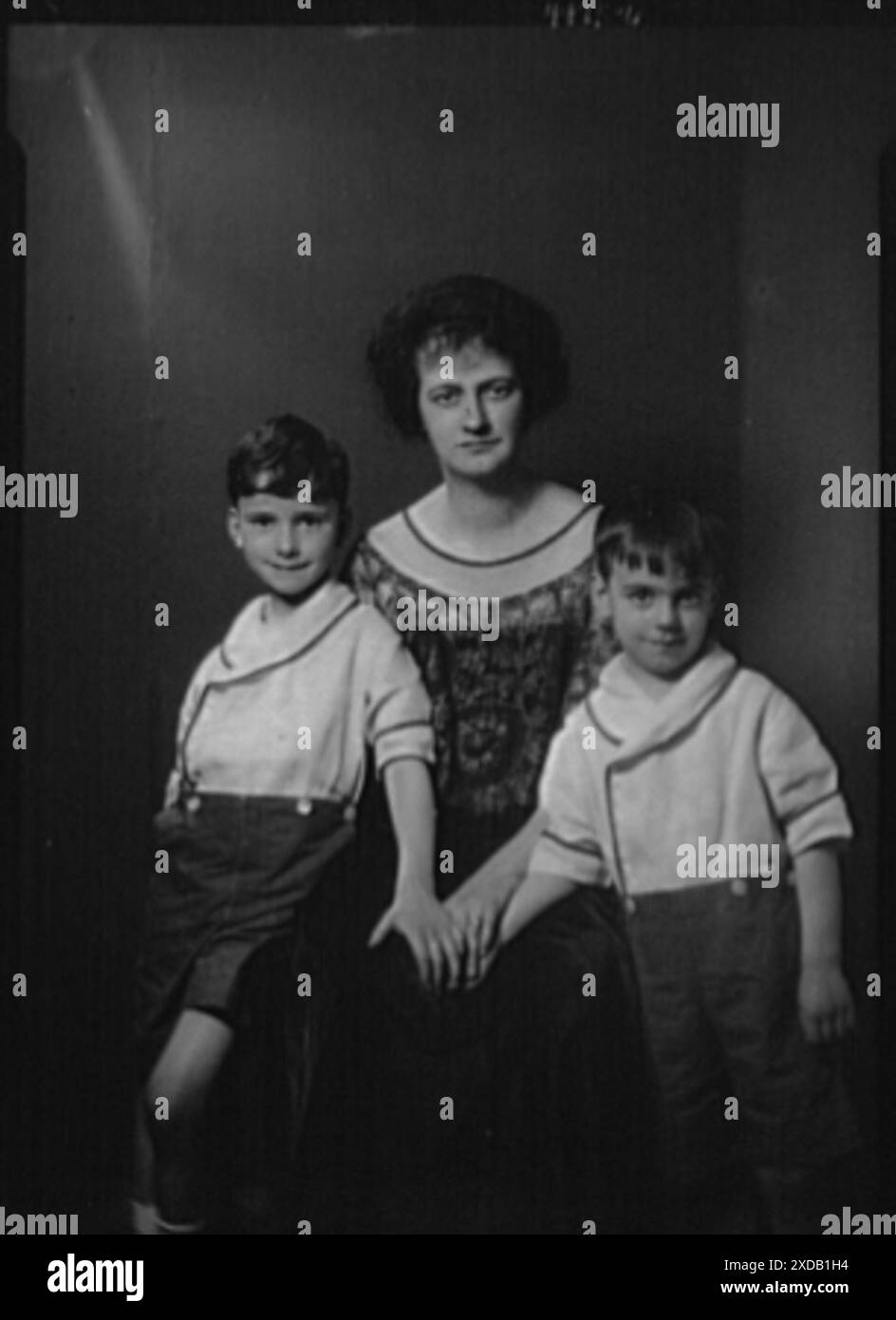 Marble, Manton Monroe, Mrs., and children, portrait photograph. Genthe ...