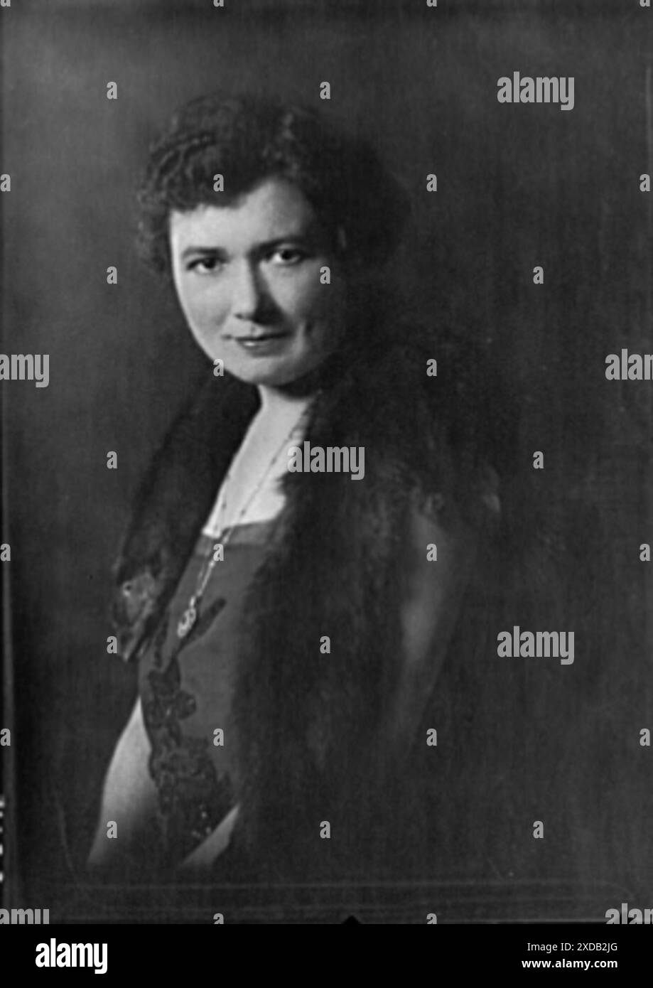 Crossett, E.C., Mrs., portrait photograph. Genthe photograph collection ...