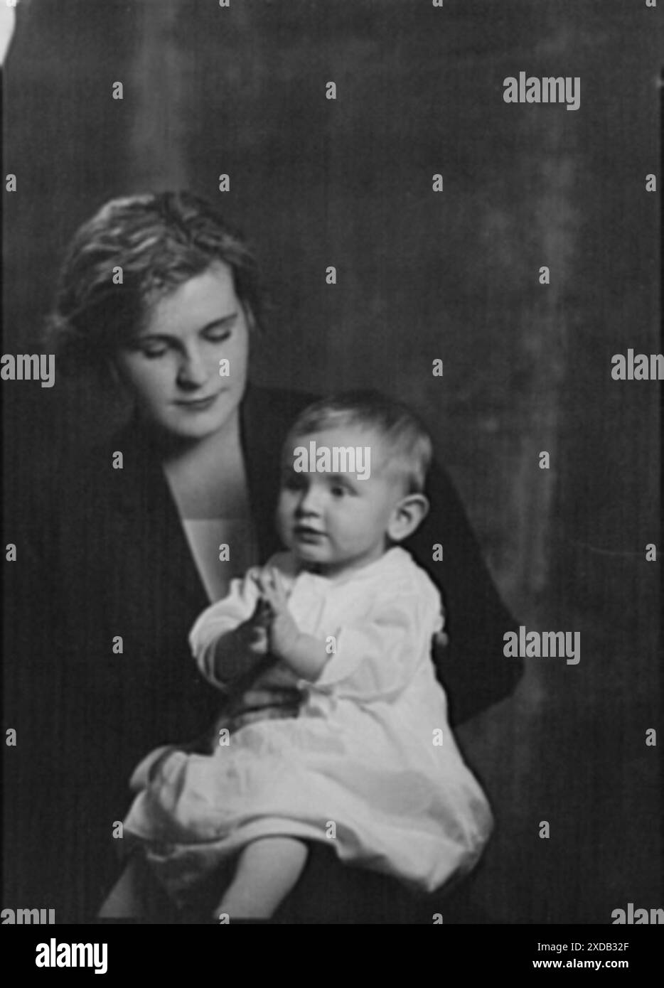 Flagg, Montgomery, Mrs., and baby, portrait photograph. Genthe ...