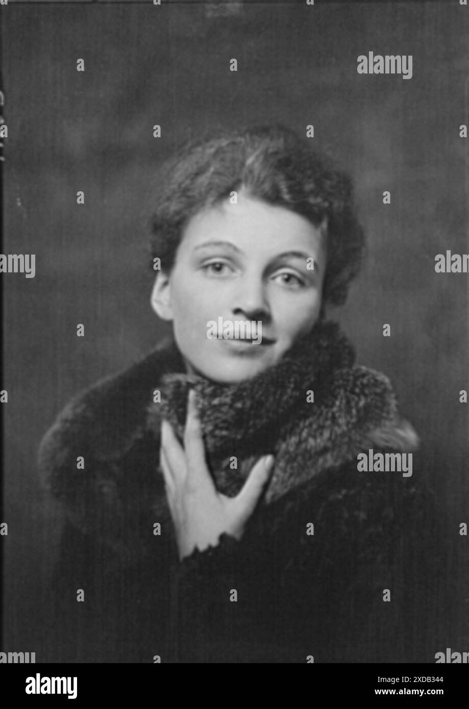 Pratt, Ruth, Miss, portrait photograph. Genthe photograph collection ...