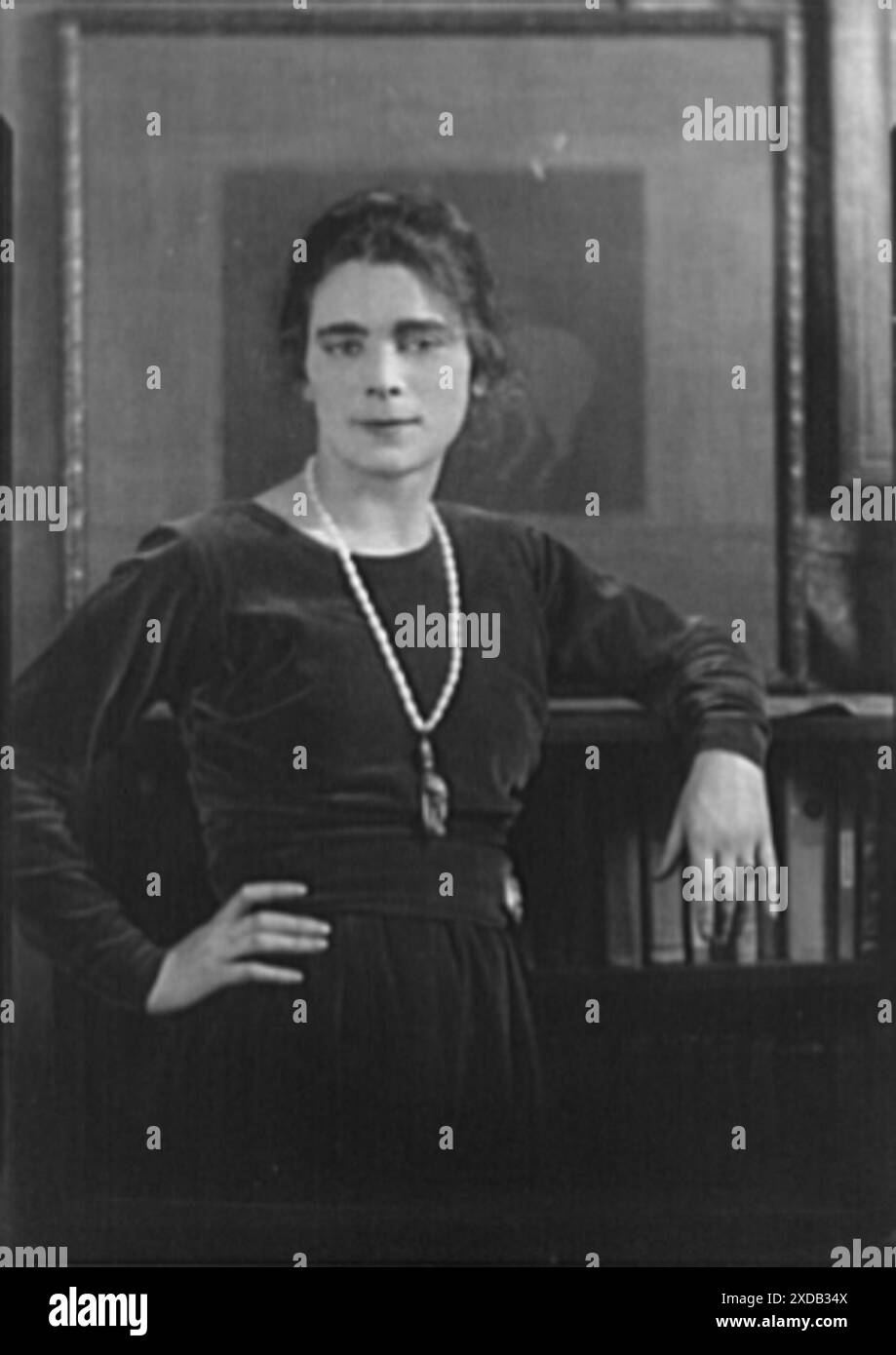 Bourgeois, Mrs. S. (Maria Theresa Duncan), portrait photograph. Genthe ...