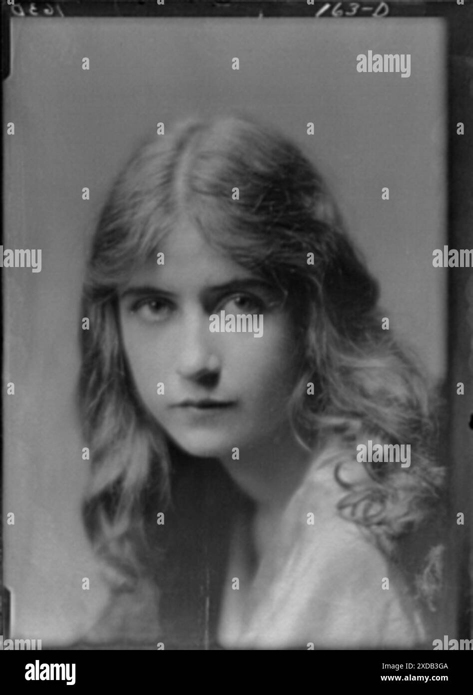 Robinson, Helen, Miss, portrait photograph. Genthe photograph ...