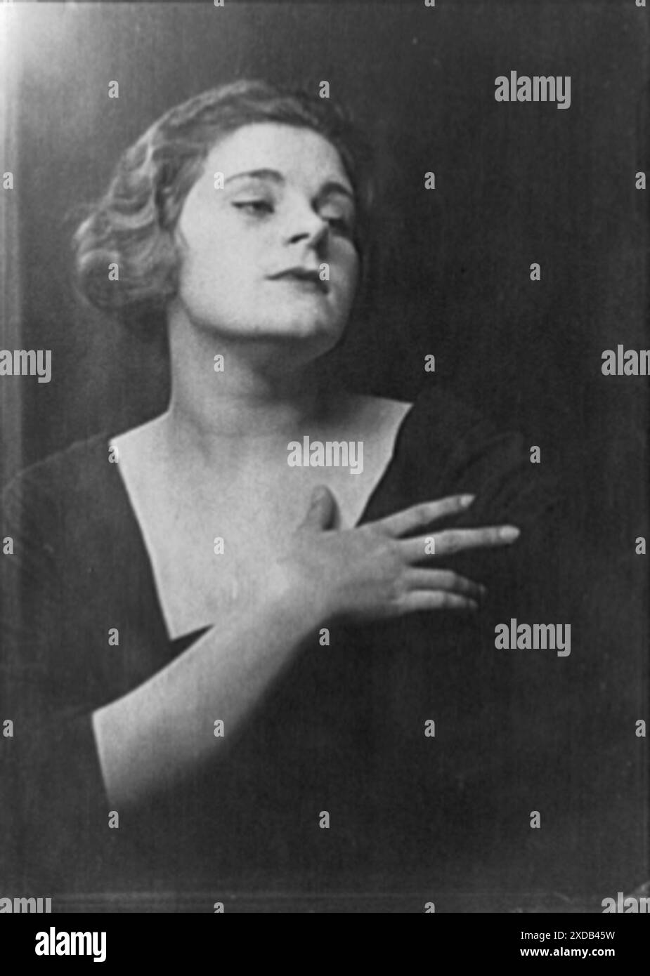 Flagg, Montgomery, Mrs. (Miss D. Fitch), portrait photograph. Genthe ...