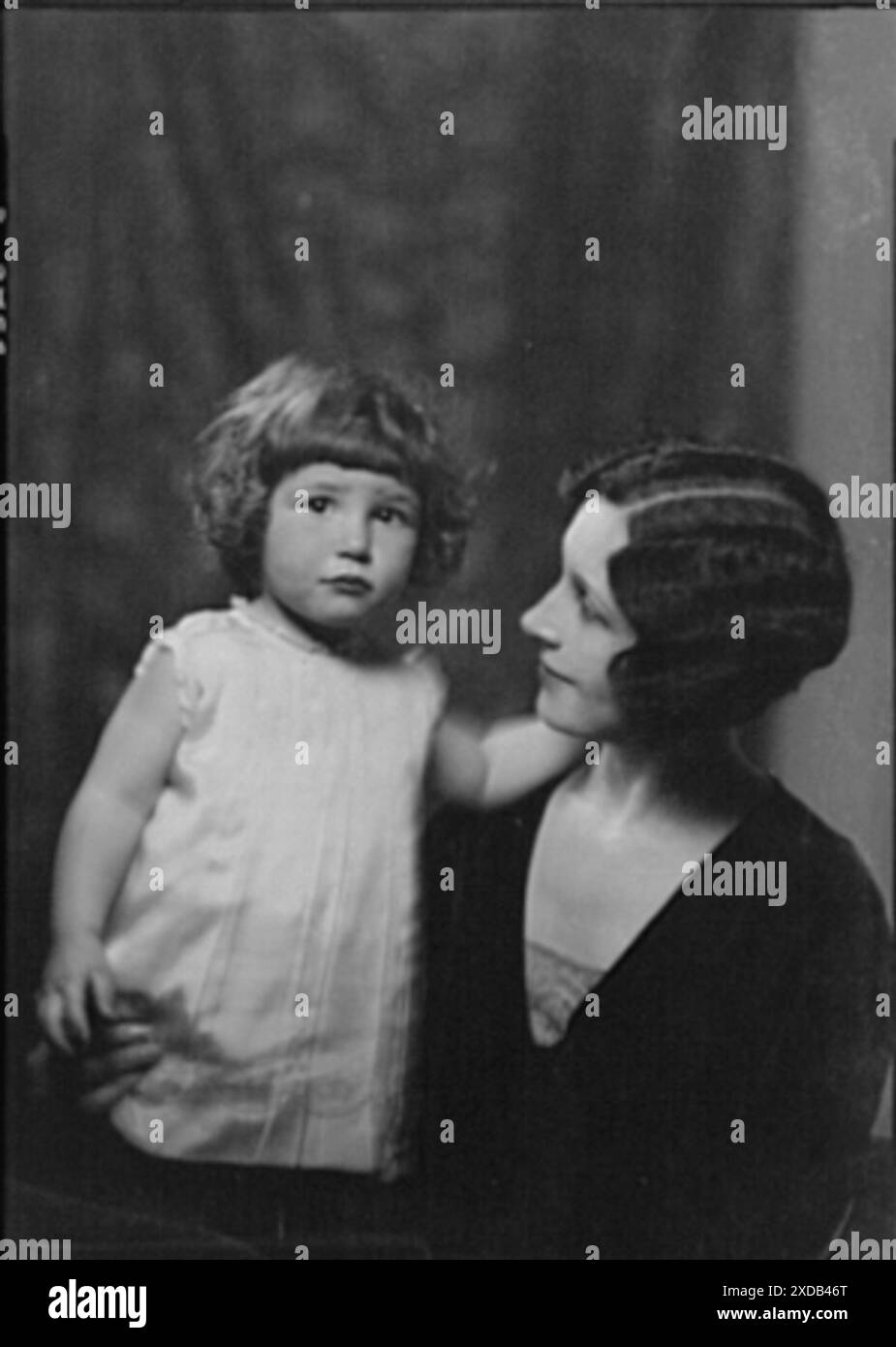 Dingee, C.W., Mrs., and baby, portrait photograph. Genthe photograph ...