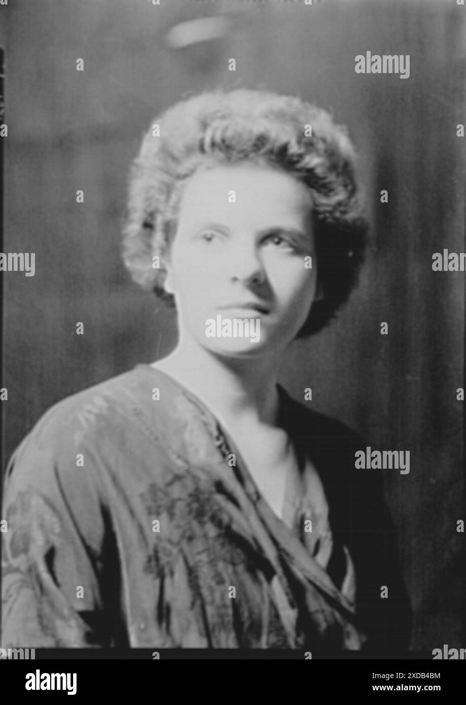 Gratwick, Lisa, Miss, portrait photograph. Genthe photograph collection ...