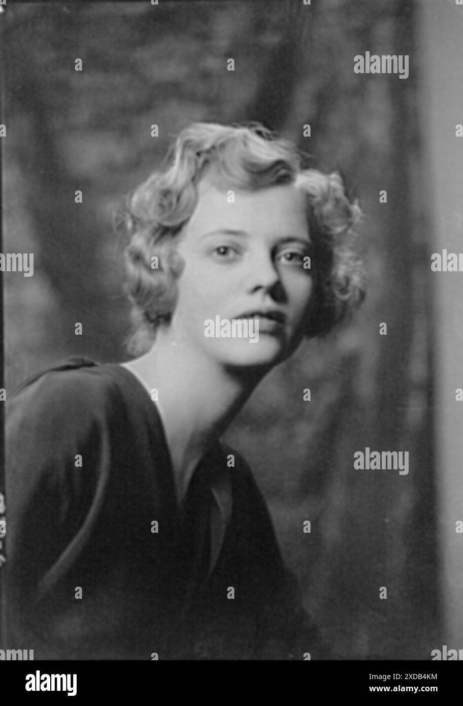 Moore, Stella, Miss, portrait photograph. Genthe photograph collection ...