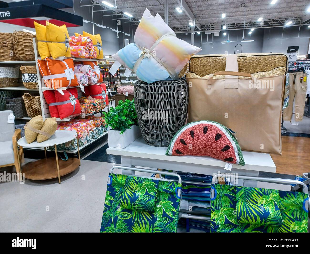 Winners store interior hi-res stock photography and images - Alamy