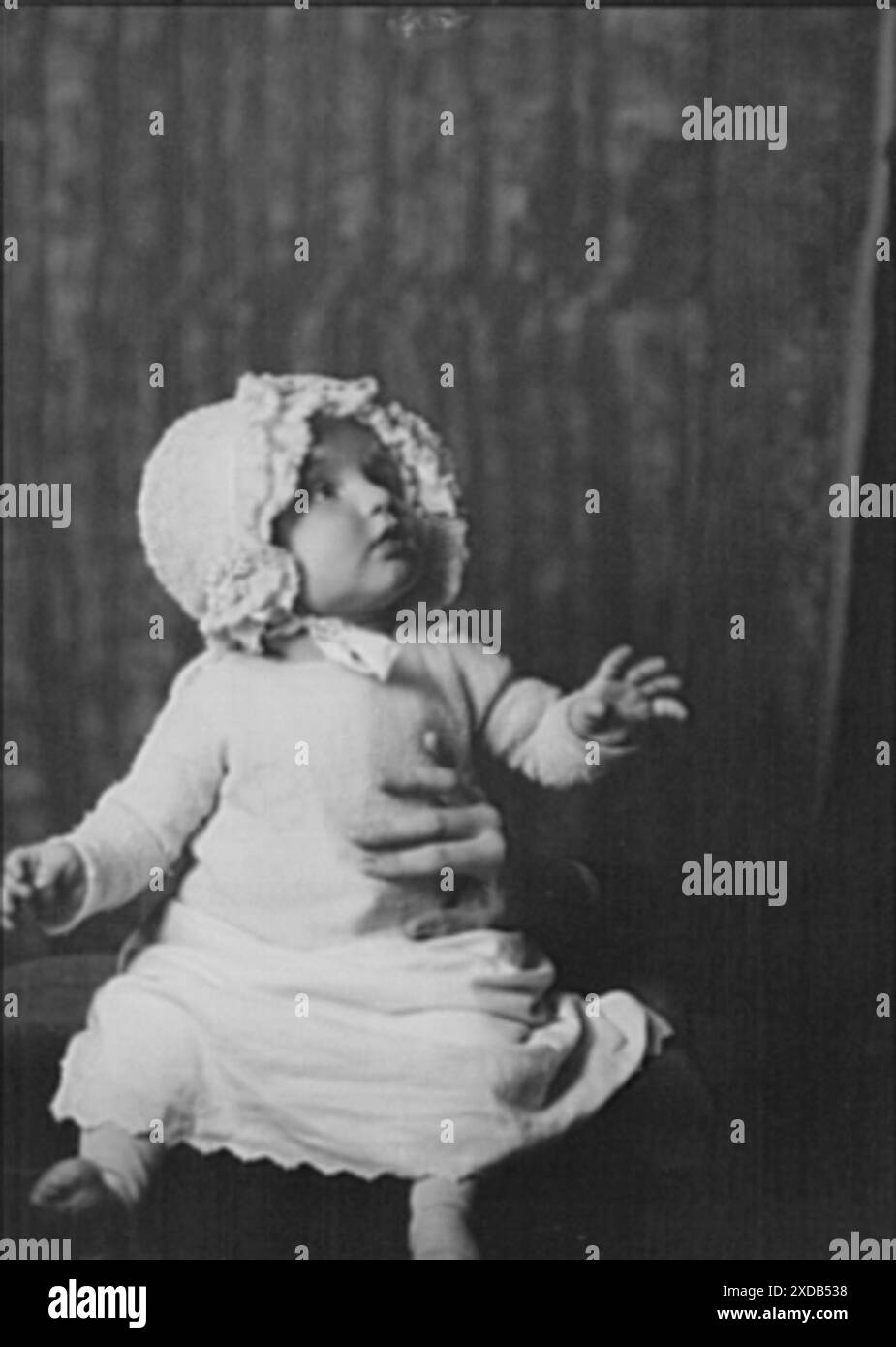 Flagg, Montgomery, Mrs., baby of, portrait photograph. Genthe ...