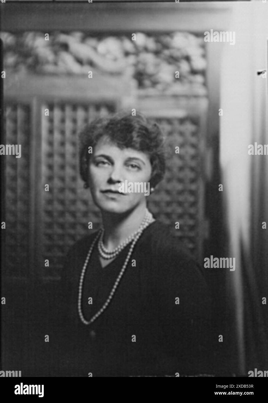 Carns, Arthur, Mrs., portrait photograph. Genthe photograph collection ...