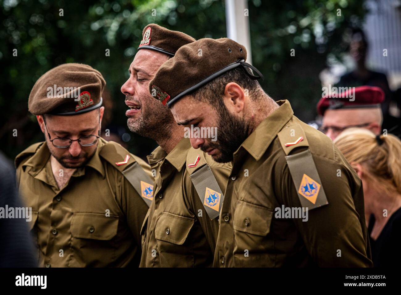 Israeli soldiers burst in to tears during the funeral of fallen soldier ...