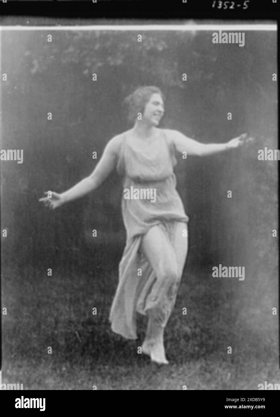 Elizabeth Duncan dancers and children. Genthe photograph collection ...