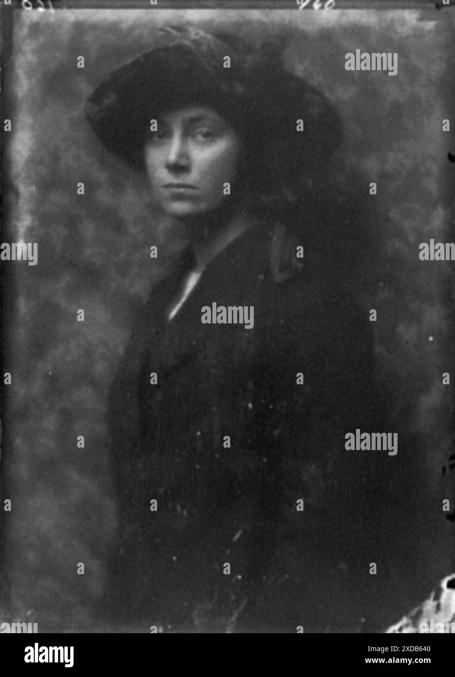 Crocker, Helen, Miss, portrait photograph. Genthe photograph collection ...