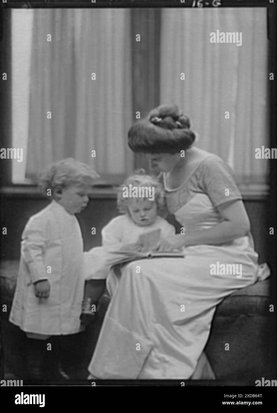 Bastedo, W.A., Mrs., and children, portrait photograph. Genthe ...