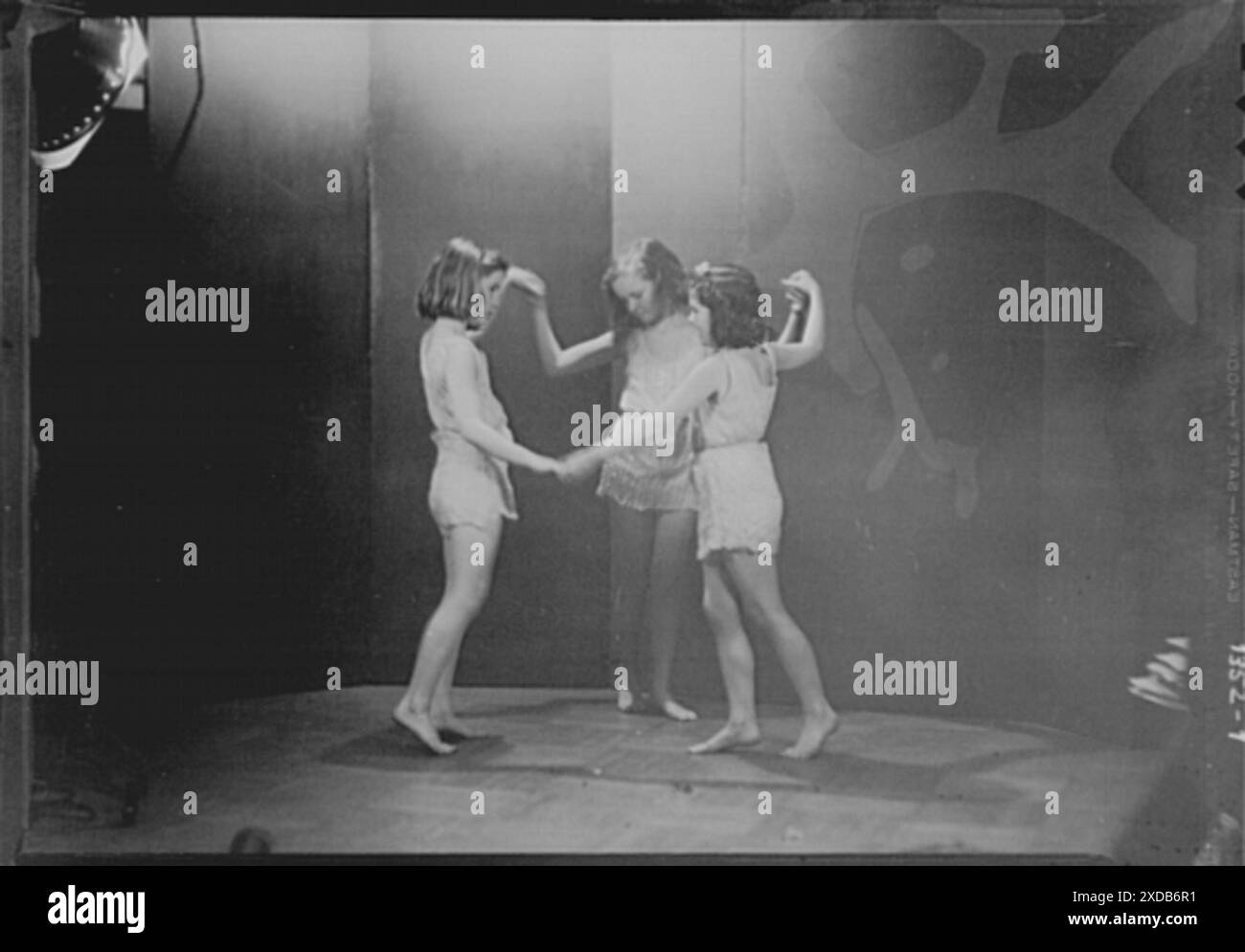 Elizabeth Duncan dancers and children. Genthe photograph collection ...