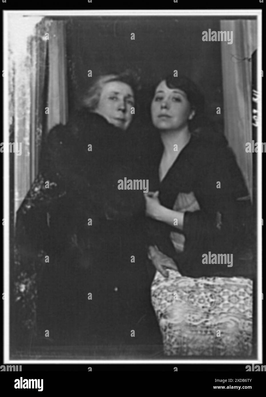 Akins, Zo,︠ Miss, and mother, portrait photograph. Genthe photograph ...