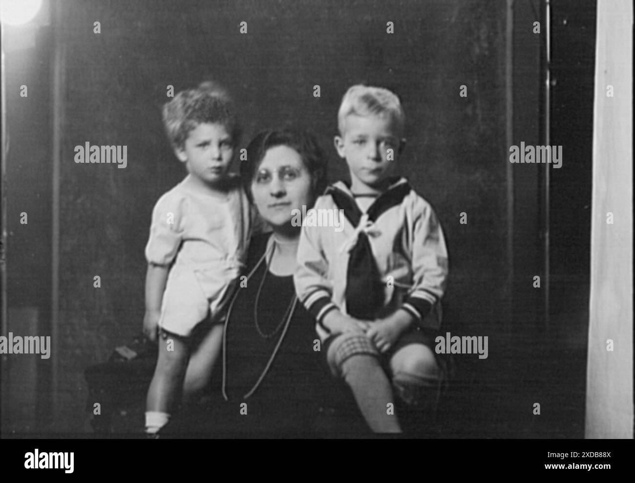 Goldsmith, Alfred, Mrs., and sons, portrait photograph. Genthe ...