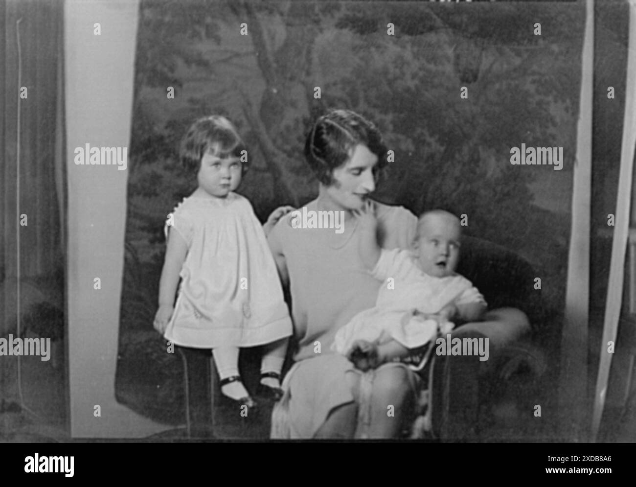 Meenan, Mrs., and children, portrait photograph. Genthe photograph ...