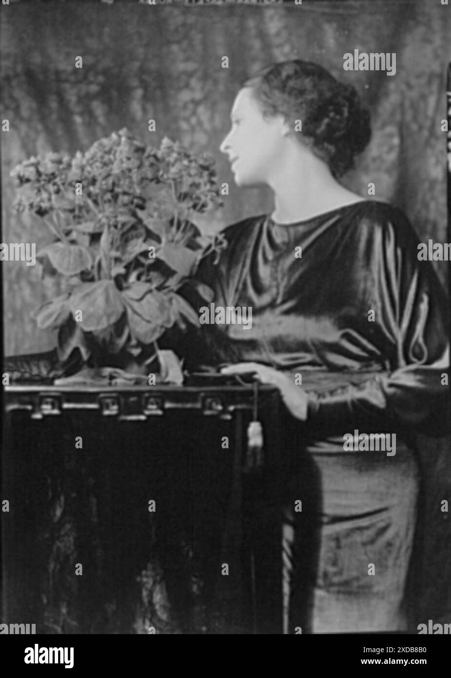 Burns, Aileen, Miss, portrait photograph. Genthe photograph collection ...