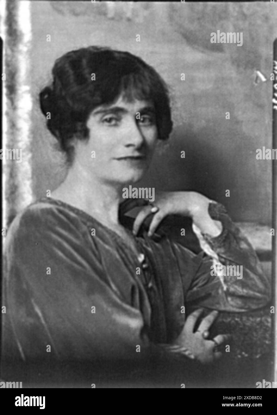 Caro-Delvaille, Mrs., portrait photograph. Genthe photograph collection ...