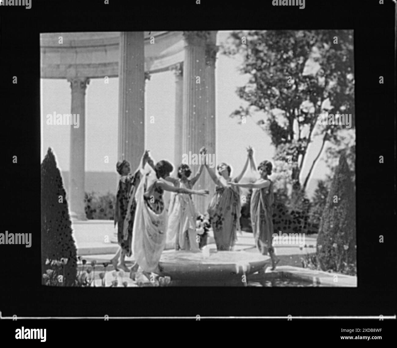 Anna Duncan, Irma Duncan, Maria Theresa Duncan, and two other dancers ...