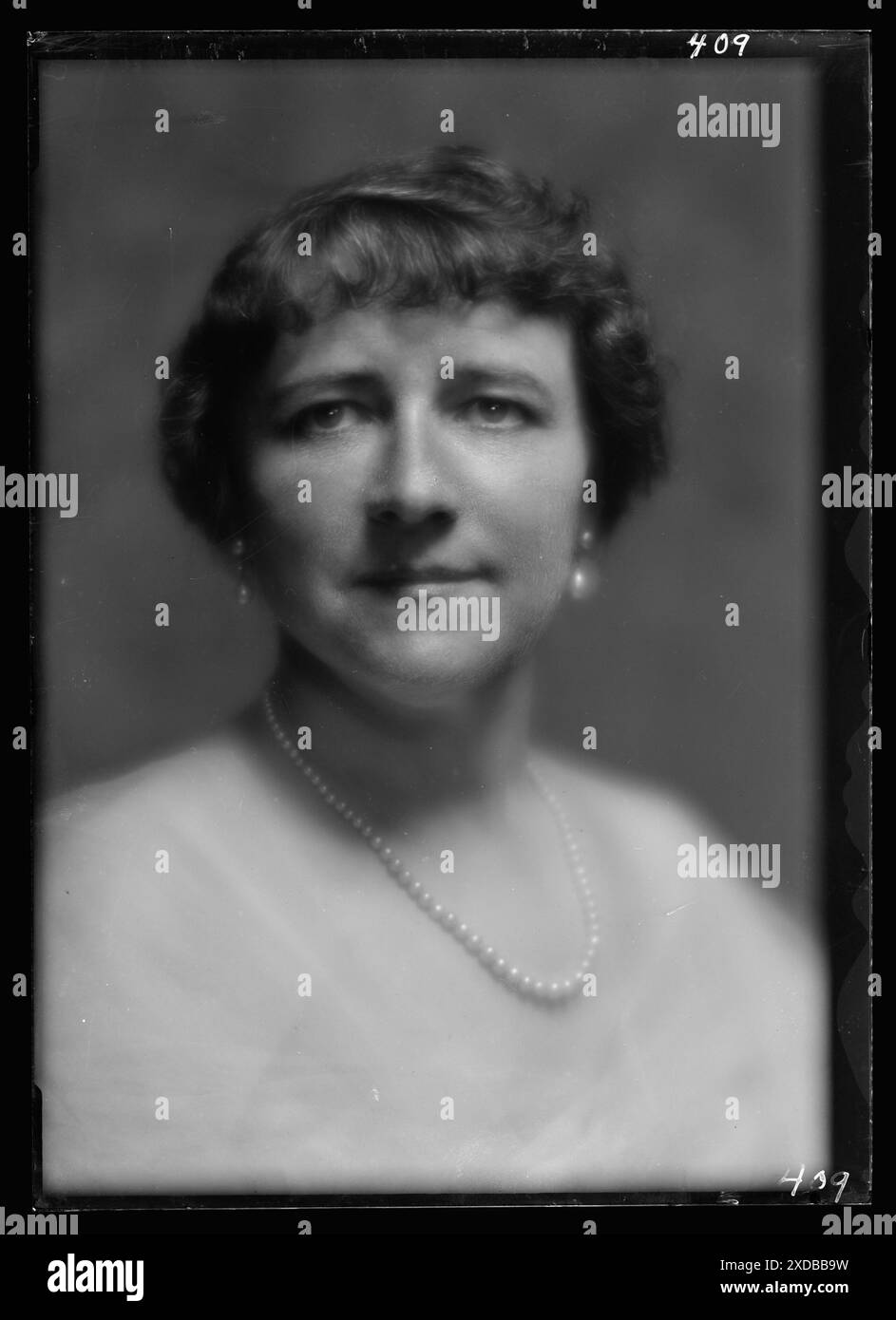 Velie, W.L., Mrs., portrait photograph. Genthe photograph collection ...