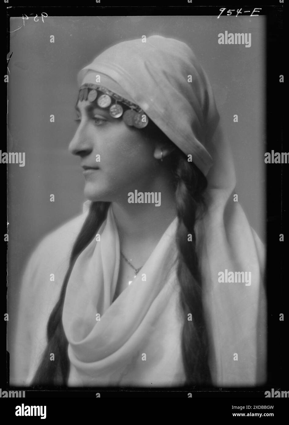 Members of the International Institute for Immigrant Girls, Y.W.C.A ...