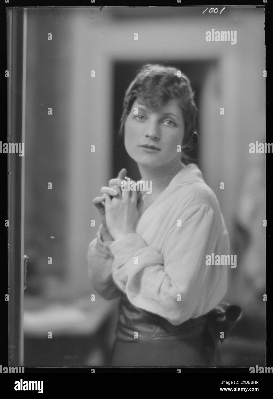 Lee, Betty, Miss, portrait photograph. Genthe photograph collection ...