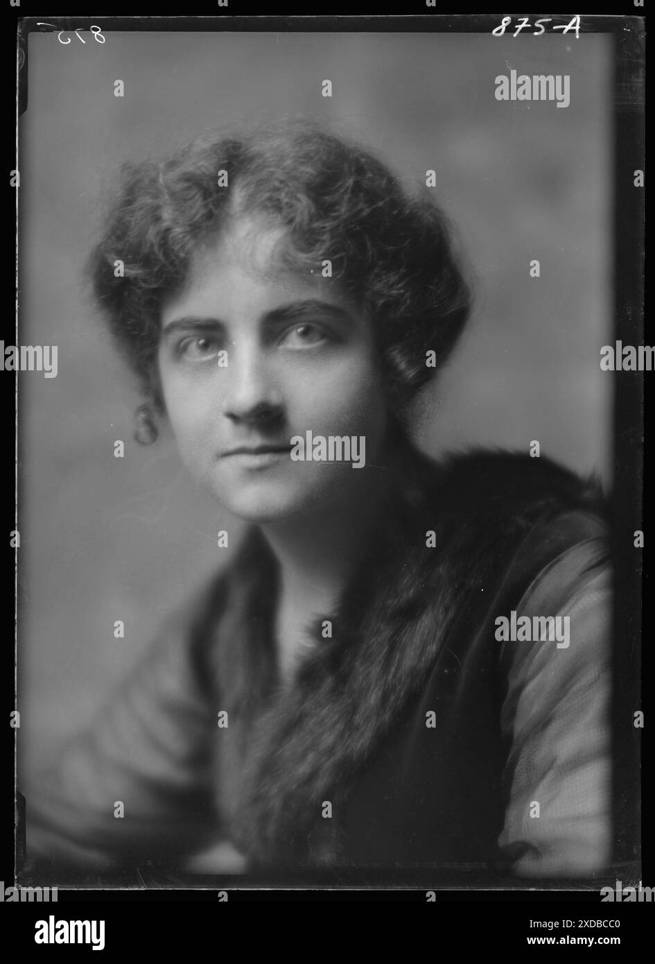 Morris, Jean, Miss, portrait photograph. Genthe photograph collection ...
