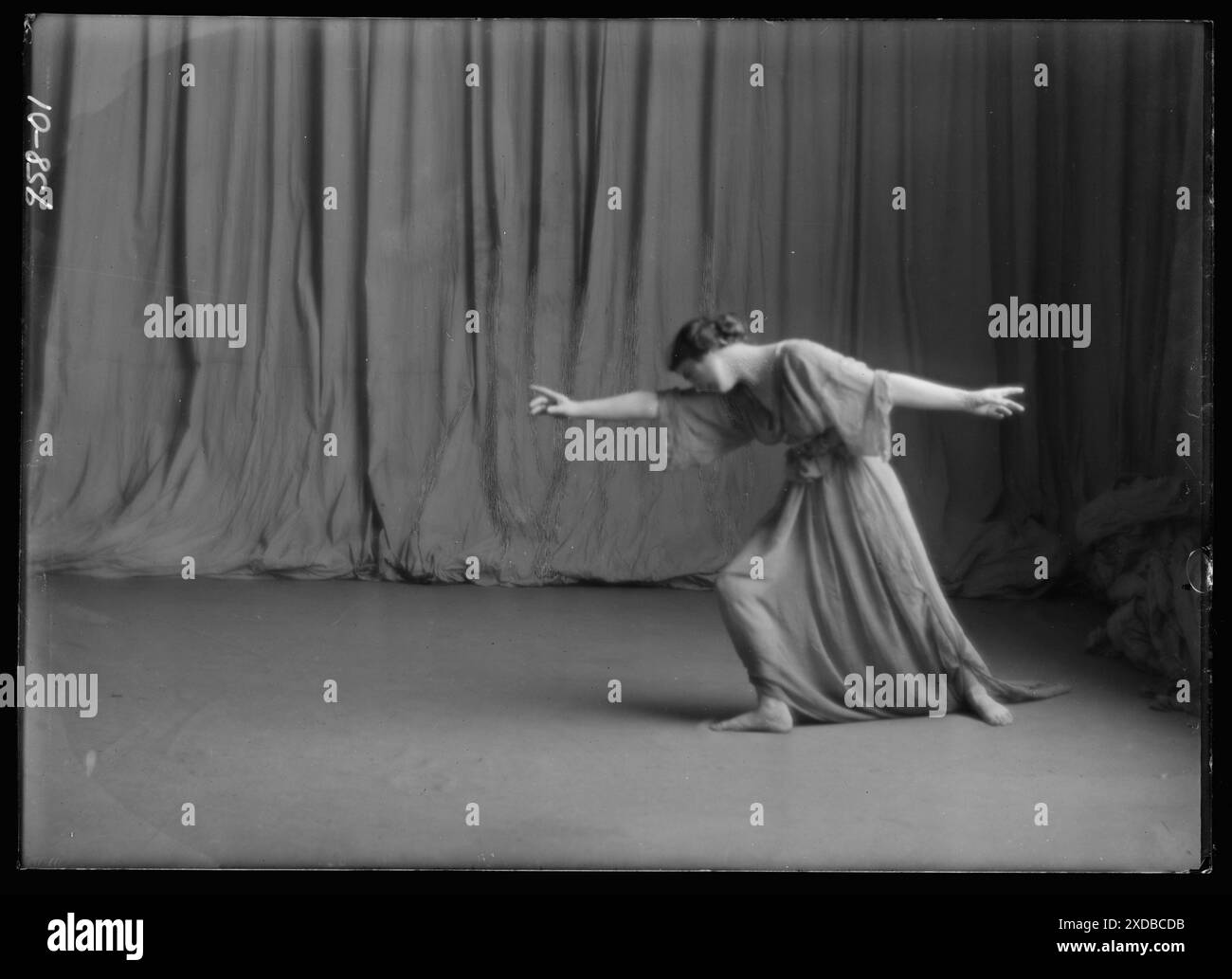 Isadora Duncan dancer. Genthe photograph collection Stock Photo - Alamy