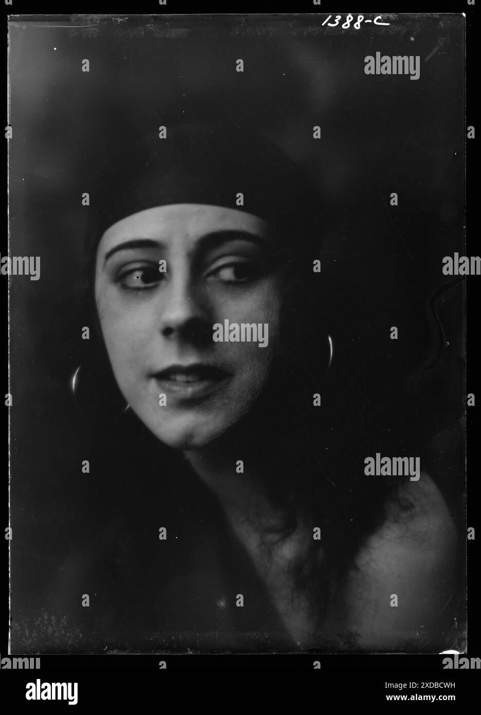 Moore, Dulcie, Miss, portrait photograph. Genthe photograph collection ...