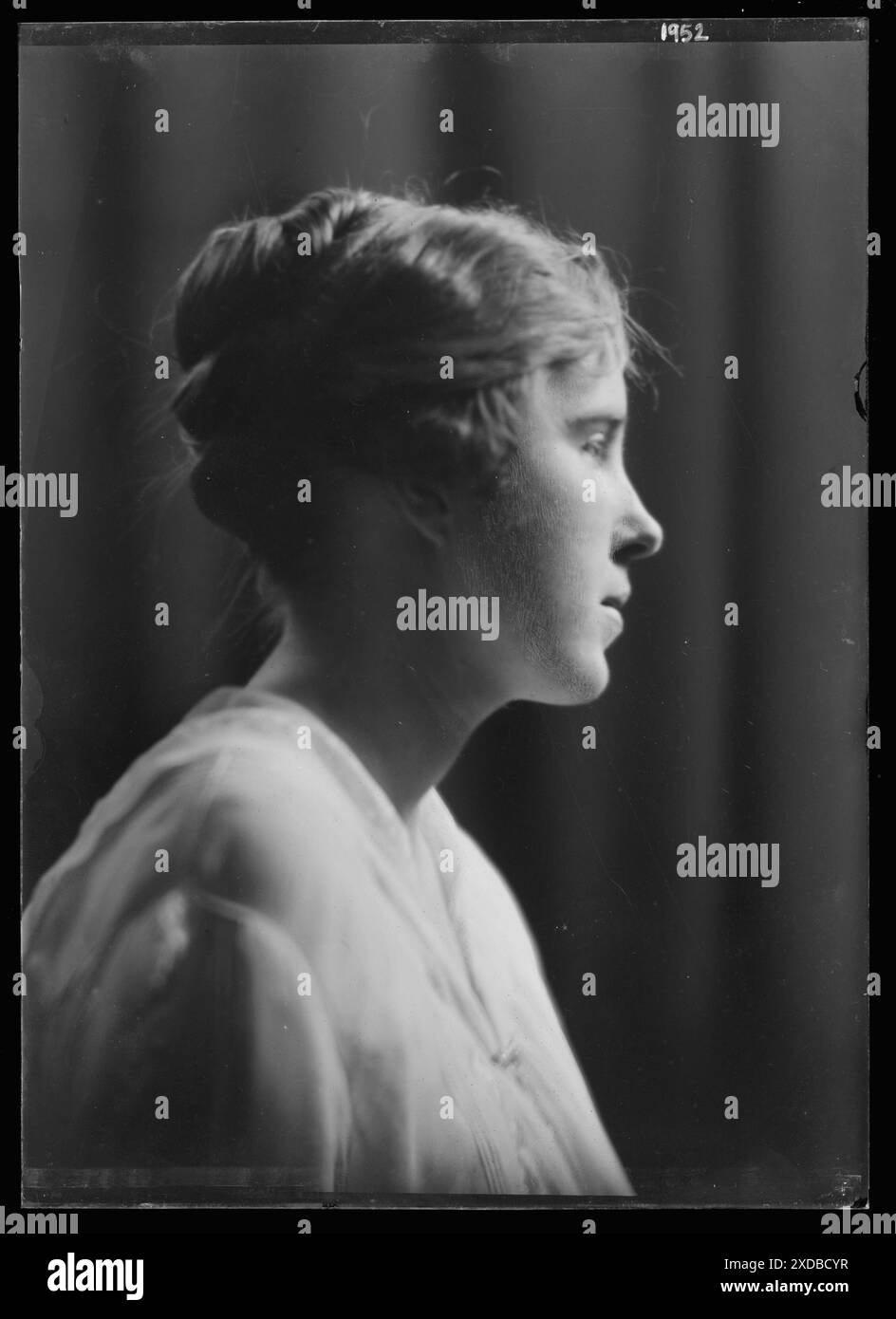 Cravath, Vera, Miss, portrait photograph. Genthe photograph collection ...