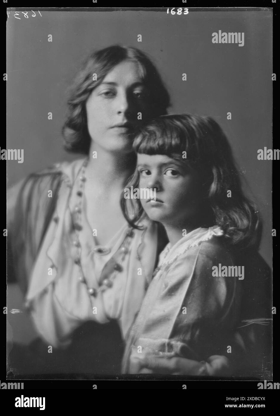 Leo, Edgar, Mrs., and daughter, portrait photograph. Genthe photograph ...