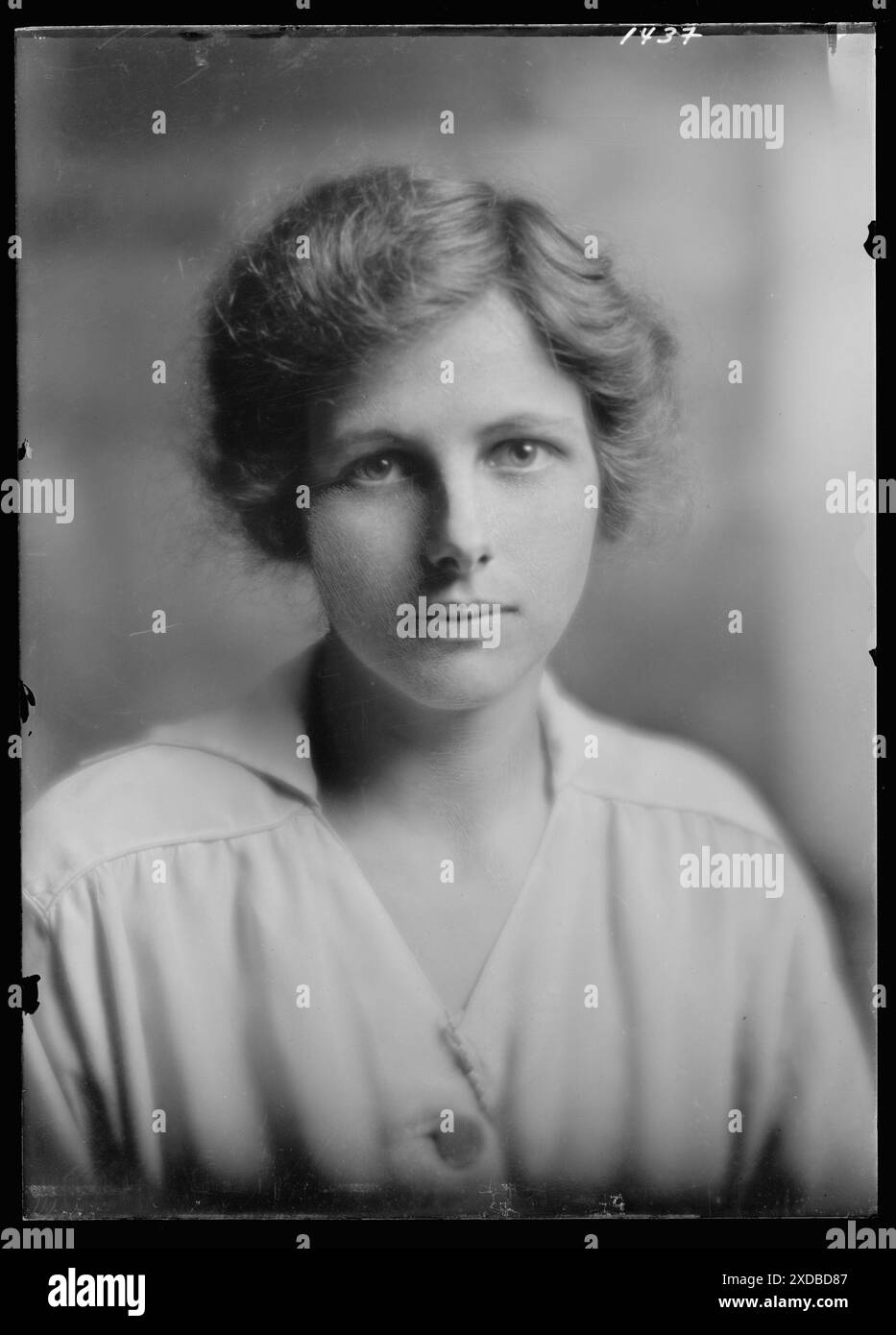 Van Vanger, E., Miss, portrait photograph. Genthe photograph collection ...