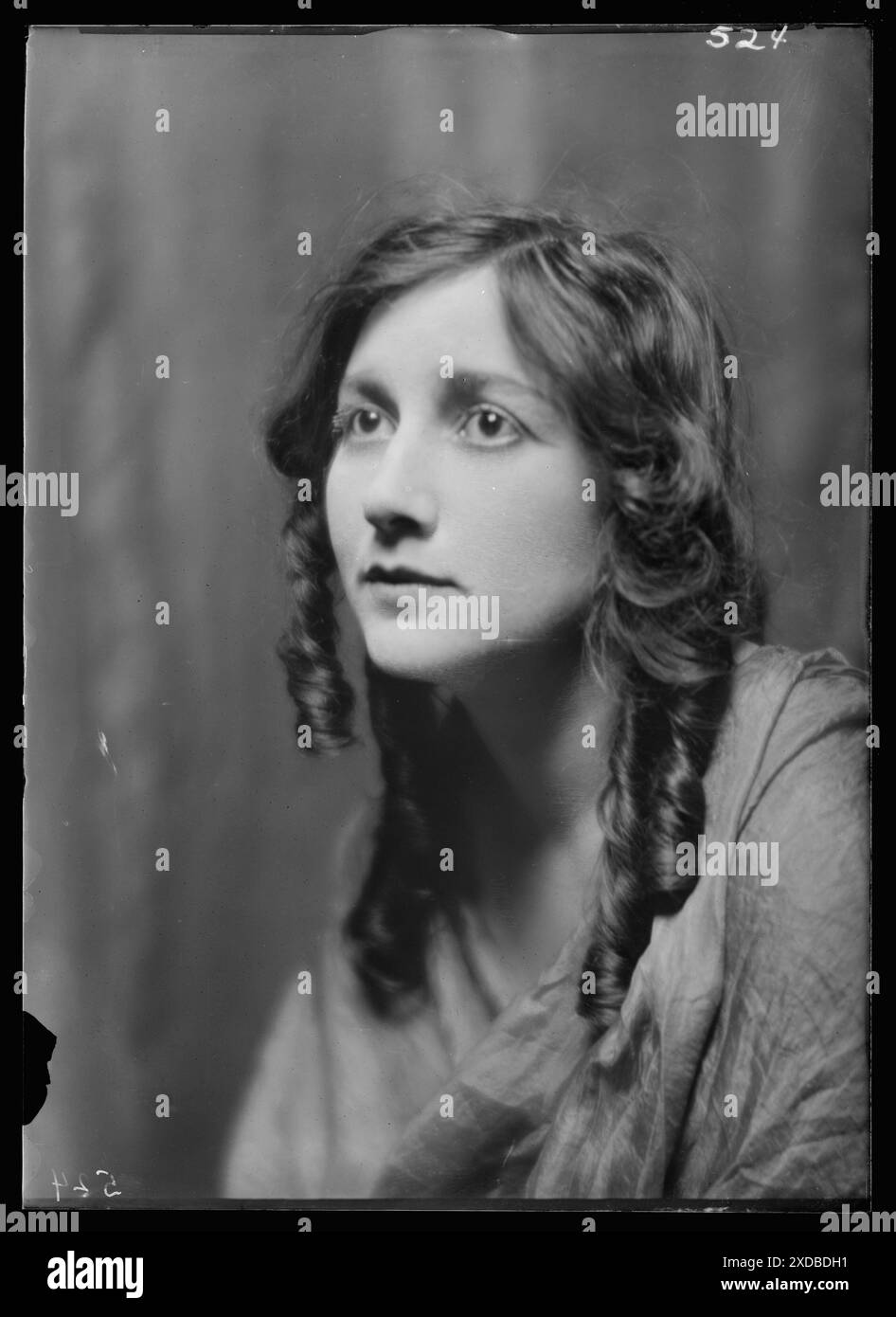 Fuller, Mary, Miss, portrait photograph. Genthe photograph collection ...