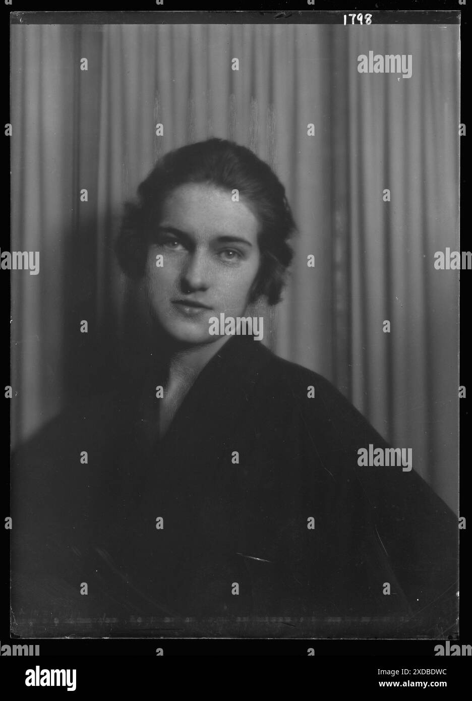 Kelly, Mary, Miss, portrait photograph. Genthe photograph collection ...