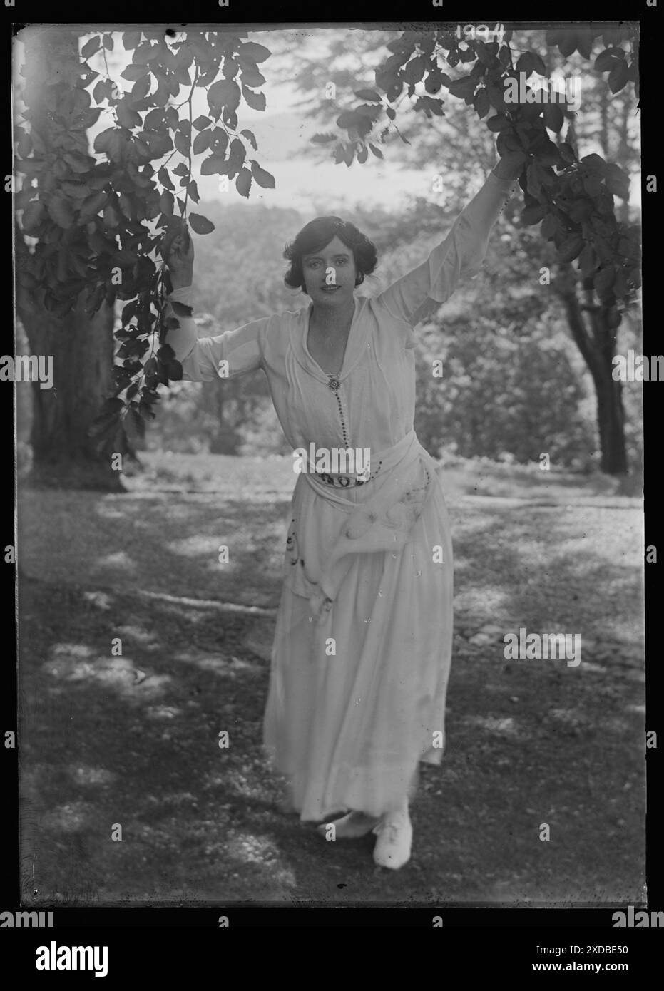 Leslie, Margeurite, standing outdoors. Genthe photograph collection ...