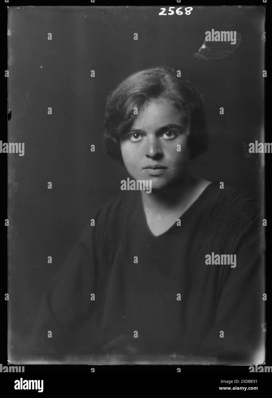 Pollitzer, Miss, portrait photograph. Genthe photograph collection ...