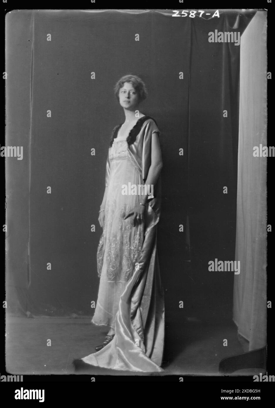 Slade, A.J., Mrs., portrait photograph. Genthe photograph collection ...