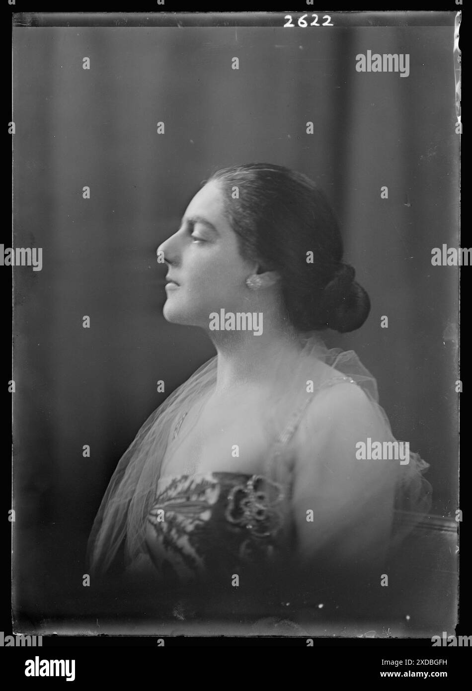 Gauthier, Eva, Miss, portrait photograph. Genthe photograph collection ...