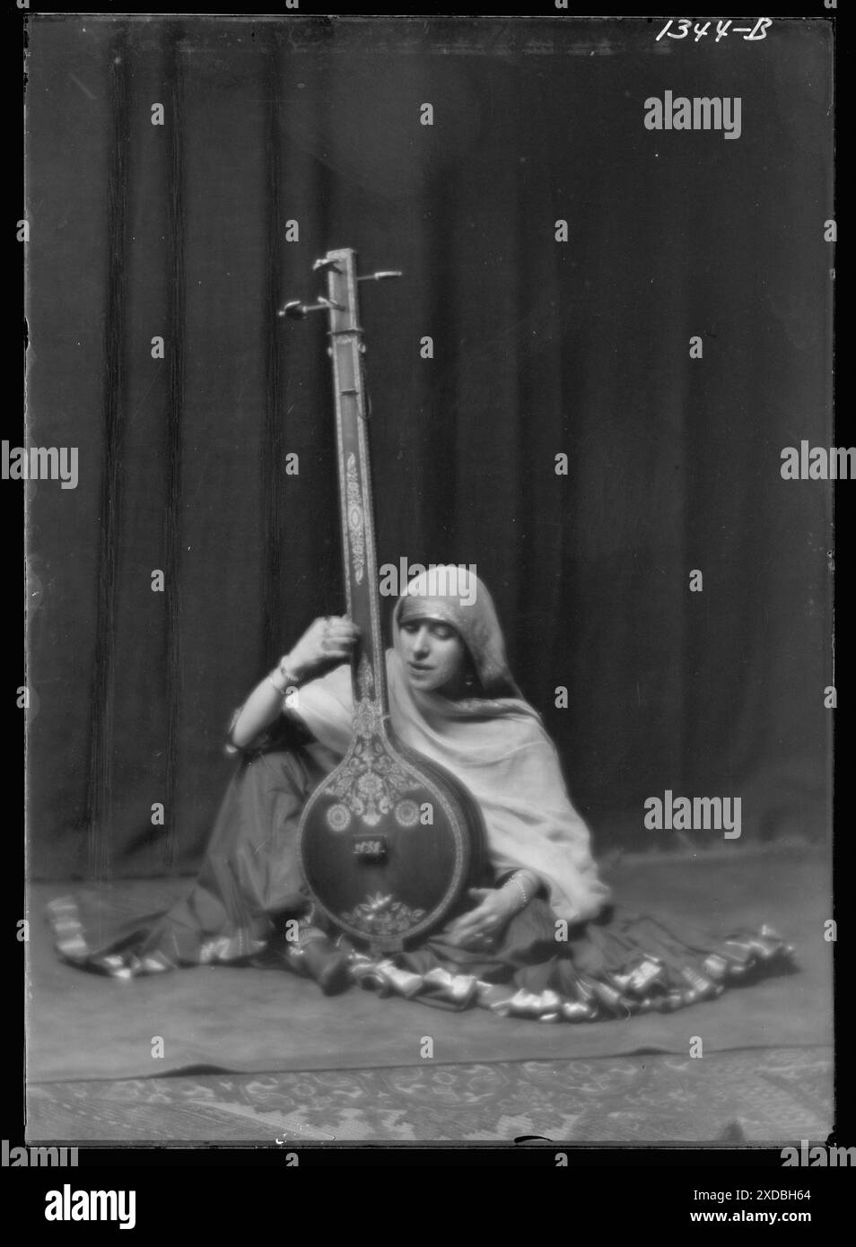 Coomarasumay, Ananda, Mrs. (Ratan Devi), portrait photograph. Genthe ...